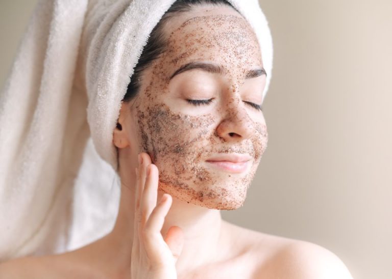 Scrub viso: come si usa e ogni quanto farlo | Omialab